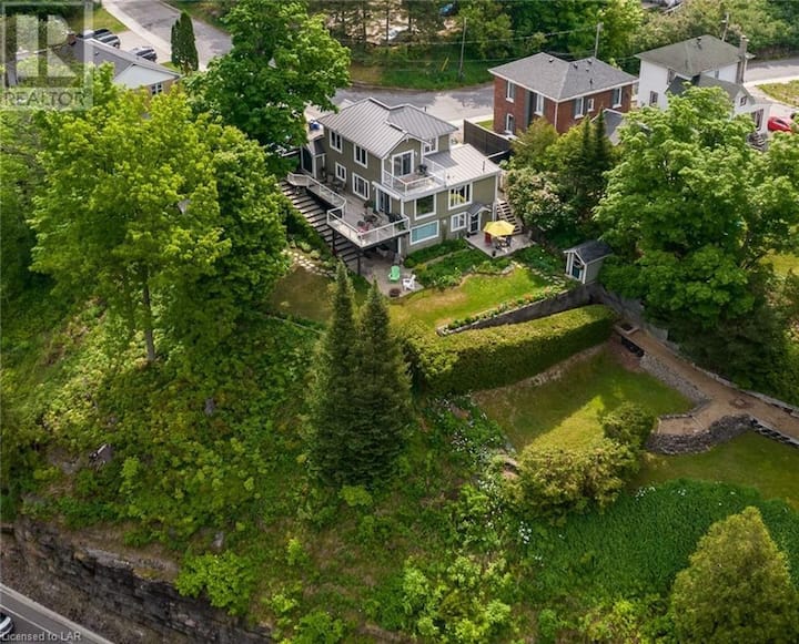 Bracebridge Falls House With 2 Units - Bracebridge