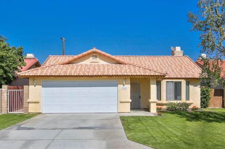 Bright & Charming Desert Retreat - La Quinta, CA