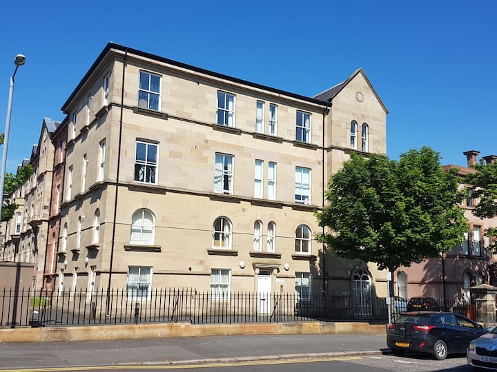 Modern 1 Bed Apart With Secure Parking -Queens Qtr - Belfast