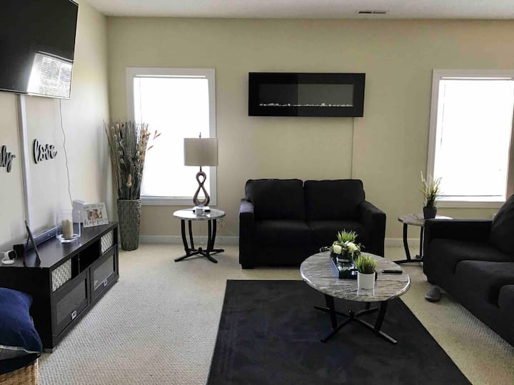 Comfy Bedroom W/ Private Bath. Minutes From Ruoff. - Fishers, IN