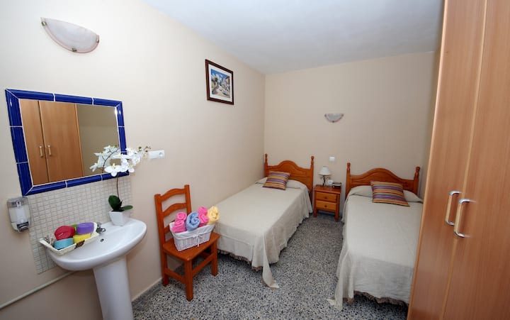 Habitacion Doble Dos Camas Baño Compartido - Marbella