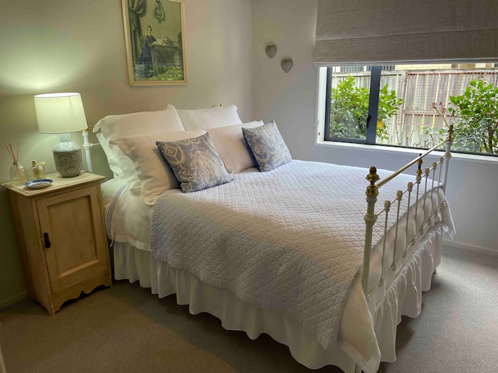 Warm And Friendly On Swindon - Amberley