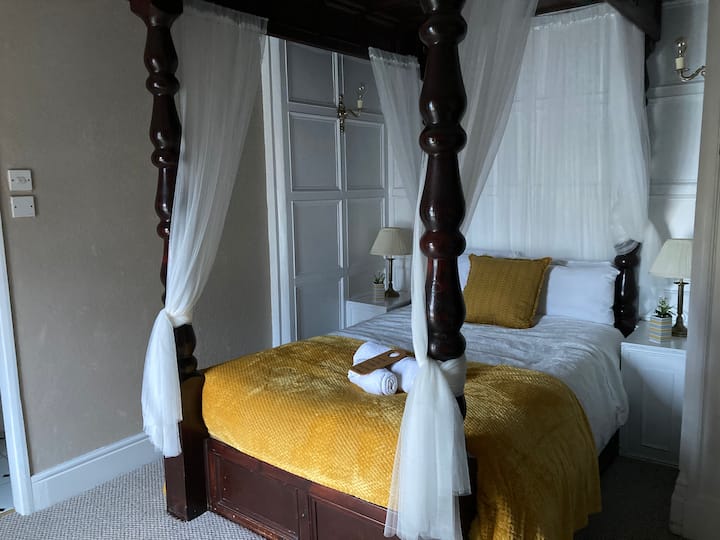 4 Poster Bed Sleeps 2 In Georgian Period Hotel - Derby