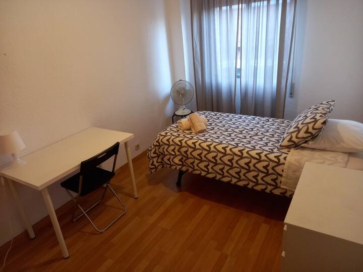Habitación  (Solo Mujeres /Only Women)   En Madrid - 馬德里