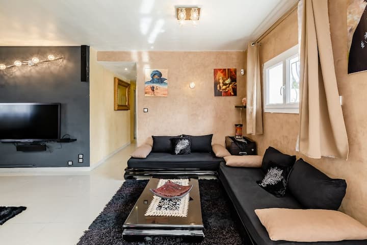 Belle Villa Sur 1 Hectare De Terrain  Avec Piscine - La Ciotat