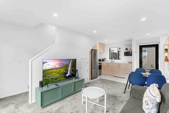 Wake Up To The Sound Of The Ocean - New Townhouse - Christchurch