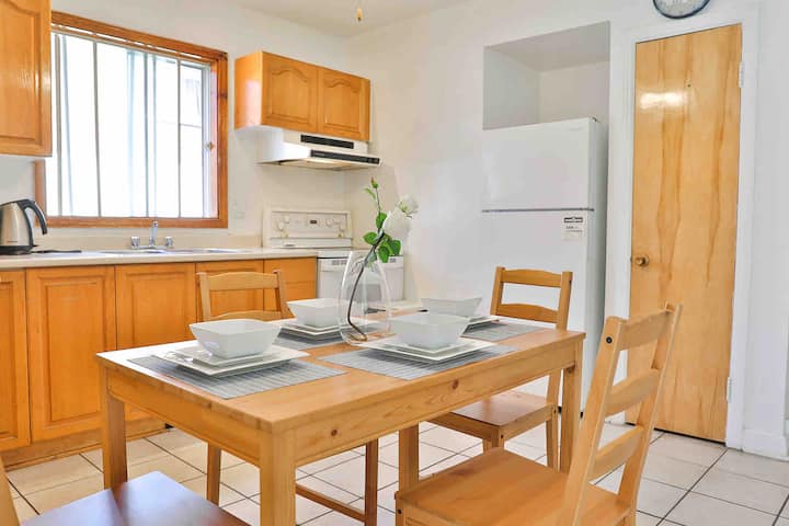 Lovely 3-br Entire Home Monthly Stay Walk To Metro - Montreal
