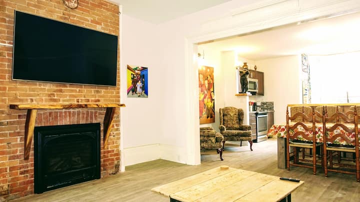 Queen's U Exchange Students Welcome Campus Nearby - Kingston