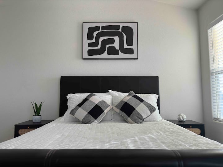 Springs Gem! 8 Mins Airport/downtown *Free Parking - Colorado Springs, CO