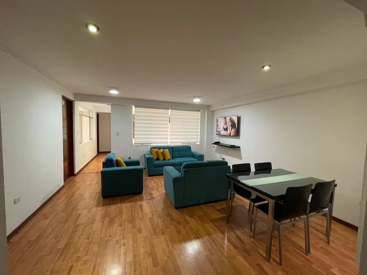 Departamento Amplio, Moderno, Amoblado & Cochera - Trujillo, Peru