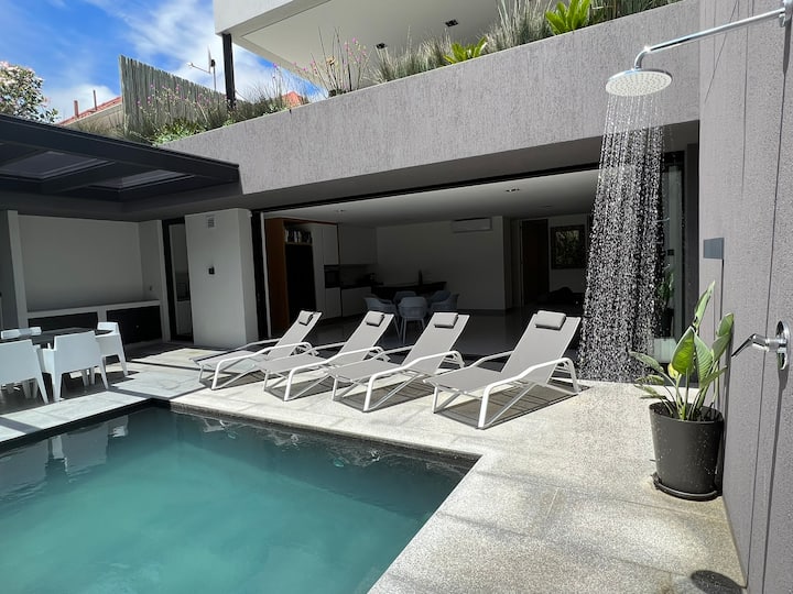 Ultra Modern Fresnaye Townhouse With Private Pool - Camps Bay