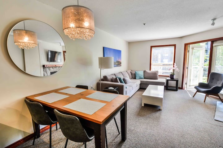 Ski In Ski Out 1 Bedoom+sofa Bed, Hot Tub! - Whistler
