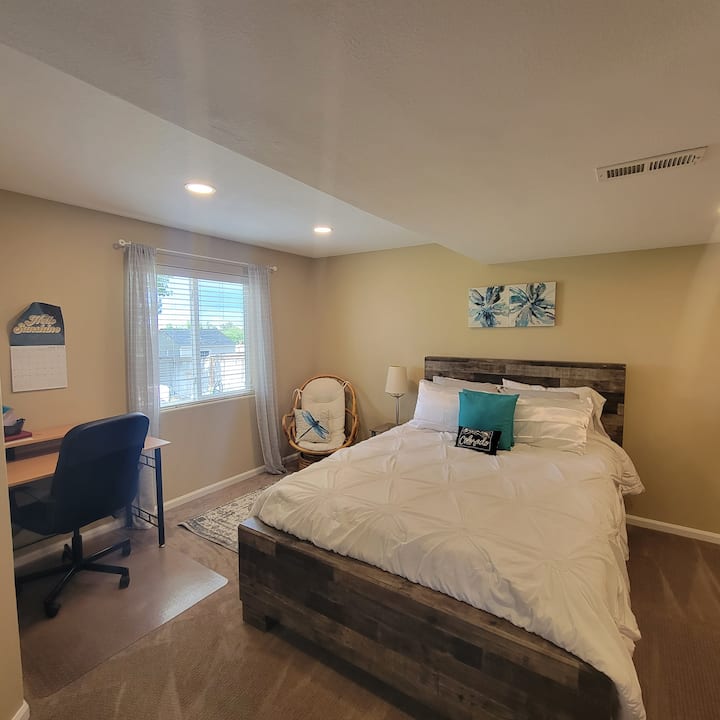 Private Access Basement Apt In Family Home - Littleton, CO