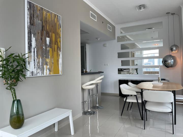 Stylish 1 Bedroom Apartment With Stunning Views - Dubai Marina