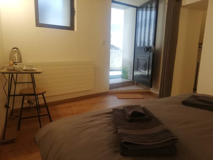 Cozy-minimalistic Double Room - Martigny