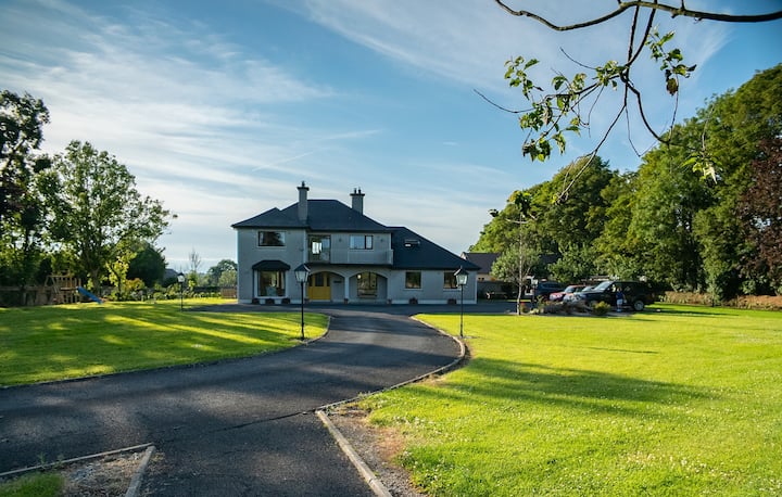 Modern 2 Bedroom Apartment In Scenic Village - Shannon