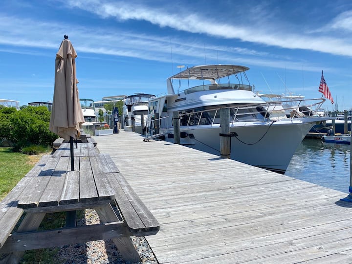 Downtown Mystic River Yacht With Sweeping Views - Mystic, CT