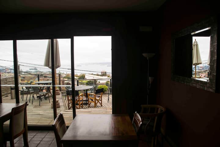 Habitación Roja Con Vista Completa A La Bahía - Valparaíso, Chile