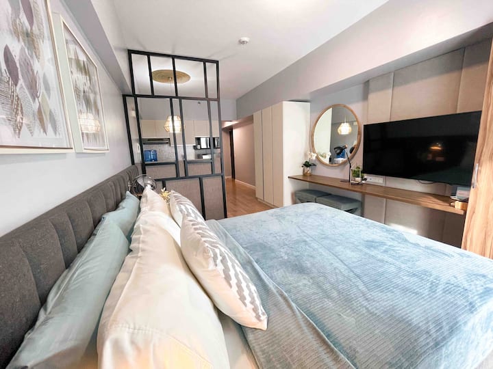 Big Luxury Studio Across Ayala W/ Wifi + Netflix - Cebu City