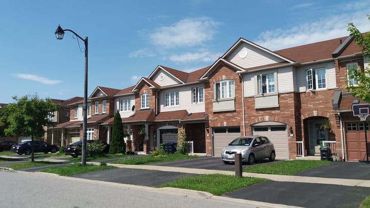 3 Bed & 3 Bath. Entire House To Enjoy! - Markham