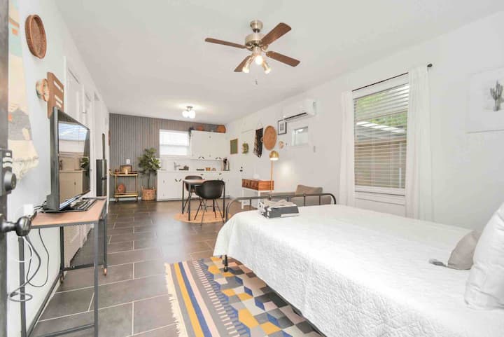 Eastwood Studio Apartment - Unit 2 - Houston, TX