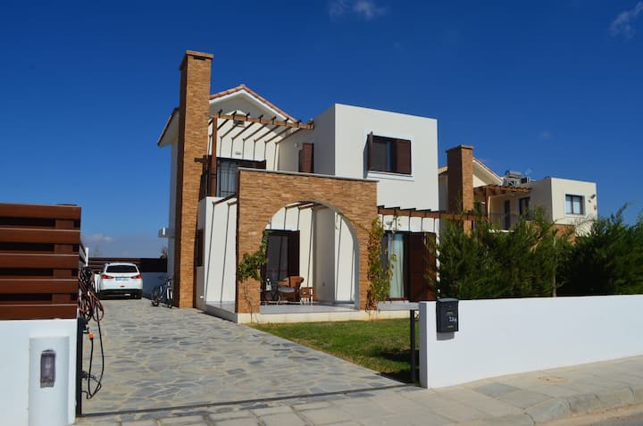 Ionion Luxury Villa - Larnaca