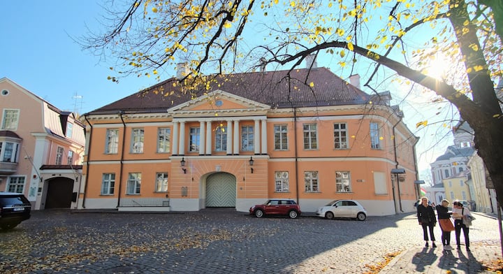Old Town Art Gallery Apartment With 2 Bathrooms - Tallin