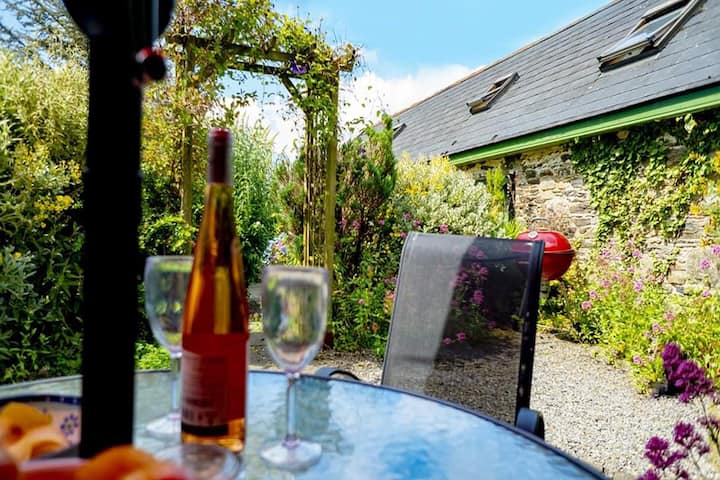 Doyle's Cottage In Lush Garden With Birds And Bees - Irlande