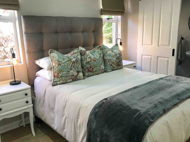 Modern Studio Apartment In Bonnie Doon - East London