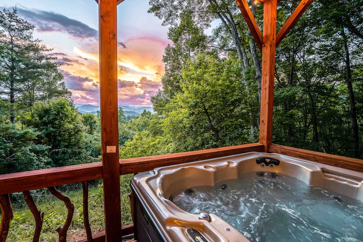 New! Cabin • Million $ Views • Hot Tub • Game Room - Franklin, NC
