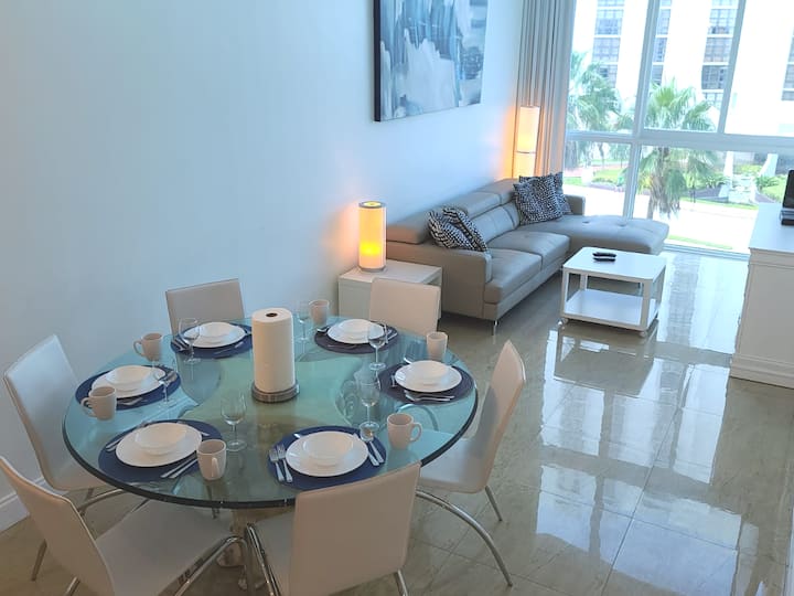 Beachfront 2 Bedroom Condo-hotel Bayview & Parking - Miami Beach, FL