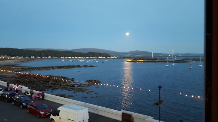 Beautiful Seafront Apartment 
Licence No: Na00319f - Millport