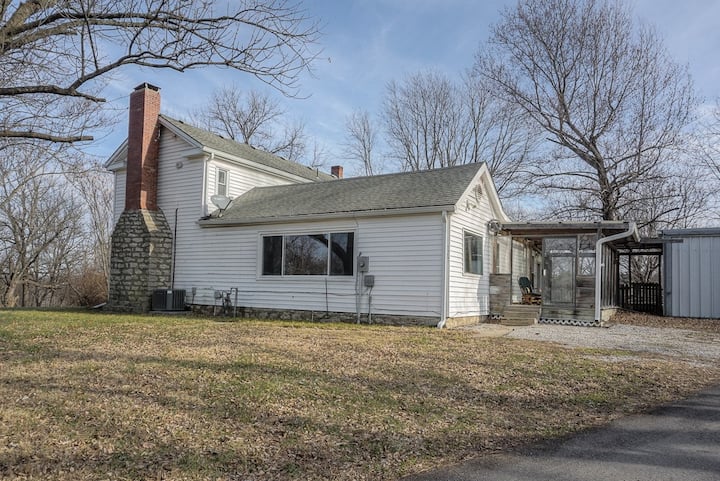 The Farmhouse In A Quiet Location Near The Metro - Independence, MO