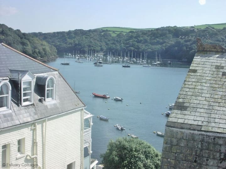 In Fowey Town Centre - Sea Views & Walk To Beach. - Fowey