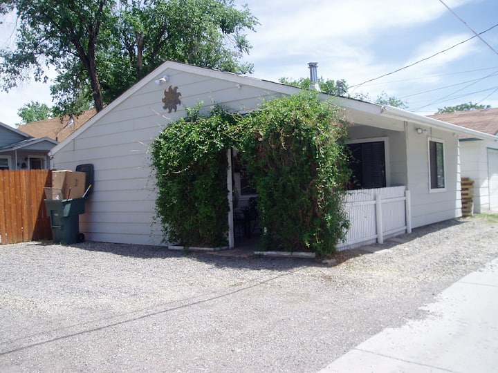 Cozy Downtown Cottage - Colorado Mesa University, Grand Junction