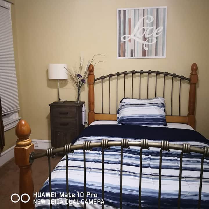 City Near Train Station Queen Size Bed R203 - Lancaster, PA