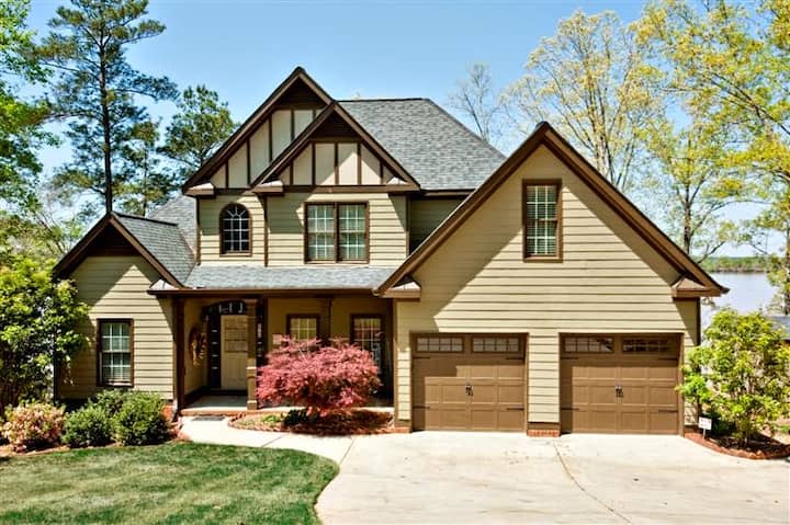 Luxurious Lakefront Retreat - Greensboro, GA