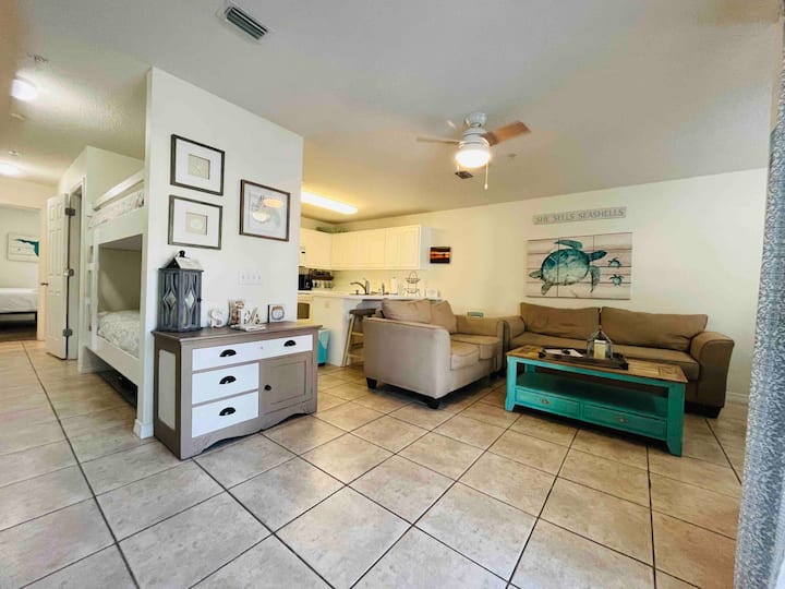Navarre Beach Cute & Cozy First Floor Condo - Gulf Breeze Zoo, Gulf Breeze