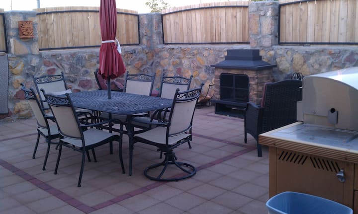 Centrally Located With Great Outdoor Living Space. - Las Cruces, NM
