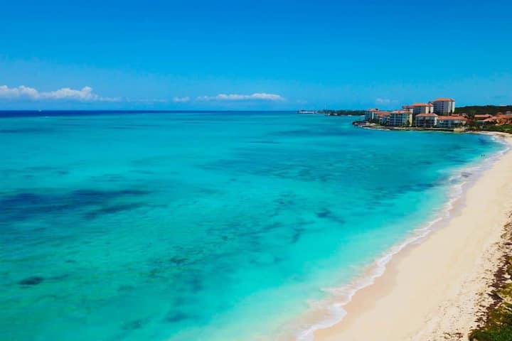 Huge Oceanfront Condo Near Airport - Nassau