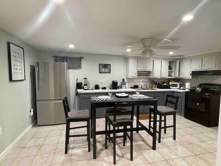 2 Br Lower Unit With Contemporary Flair - New Britain, CT