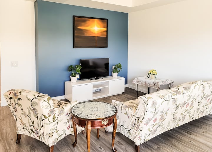 New Listing! Lovely 2-bedroom Condo With Balcony - Kelowna