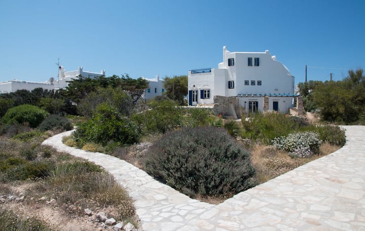 Lovely Family House By The Sea- Short Walk To Town - 安迪帕羅斯島