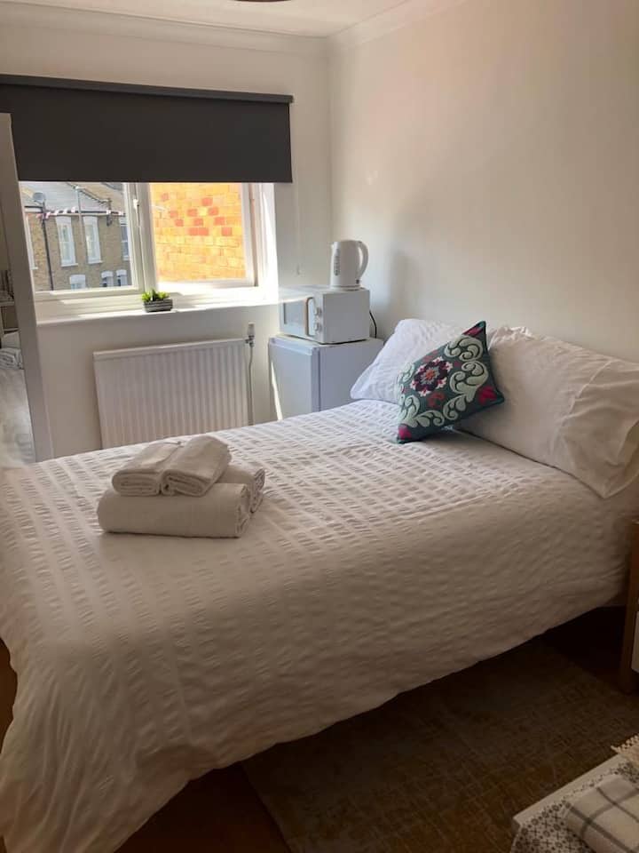 Welcoming 1 Ensuite Bedroom By Battersea Reach - Londra