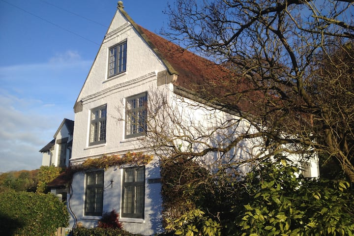 C17th Family House Sleeps 12 Near Alton Towers - Uttoxeter