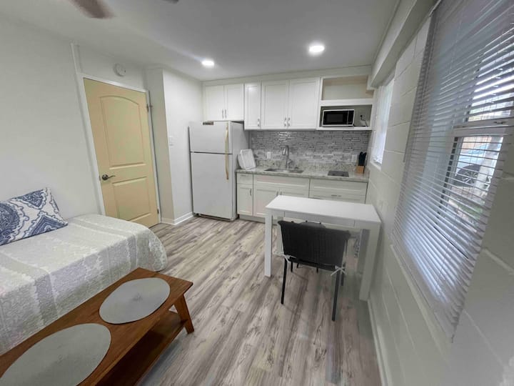 Sandy Paws: Dog-friendly Stay Near The Beach - Honolulu, HI