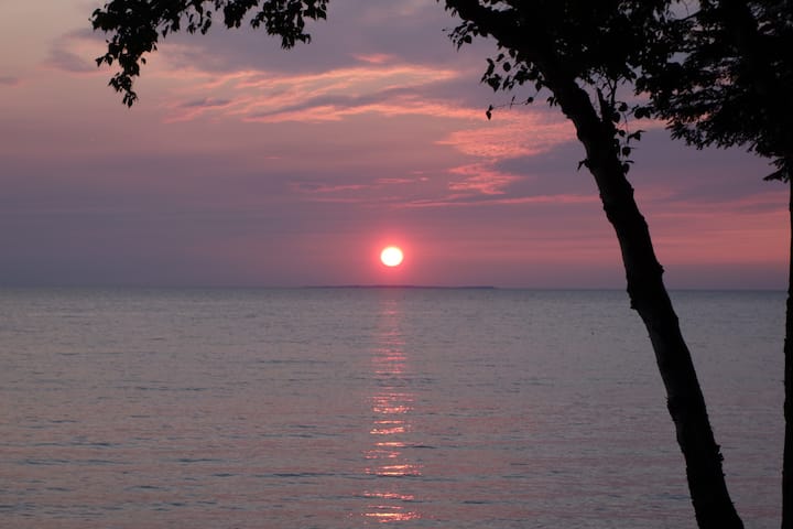 Spectacular Sunsets Lake Mi 150 Ft Of Beachfront - Charlevoix, MI