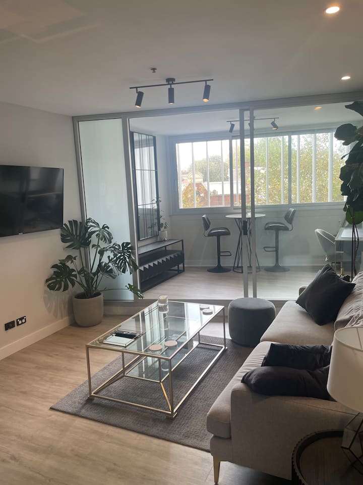 Renovated Apartment In "Top Of The Town" + Pool - Sydney