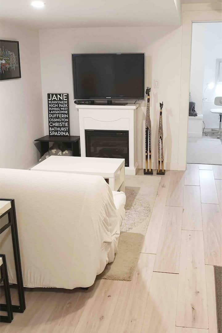 Cozy 1 Bed Home In Heart Of Leslieville - Sleep 4 - 토론토
