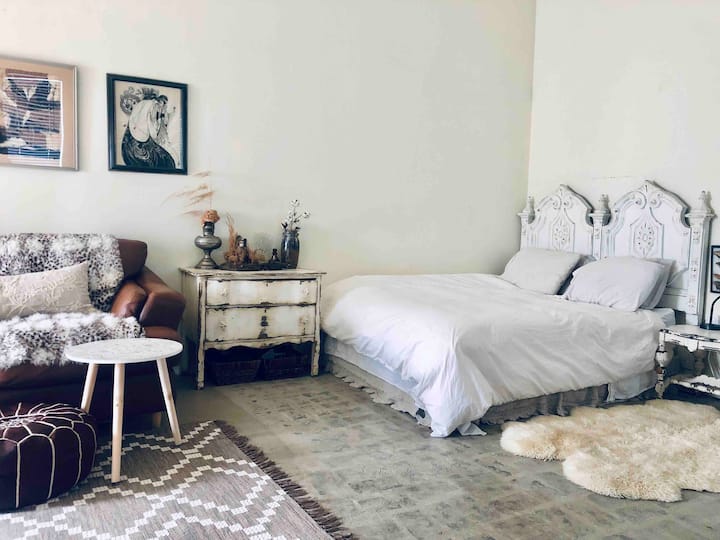 Boho Studio: Kitchenette, Yard, 3 Miles To Beach - Clearwater, FL